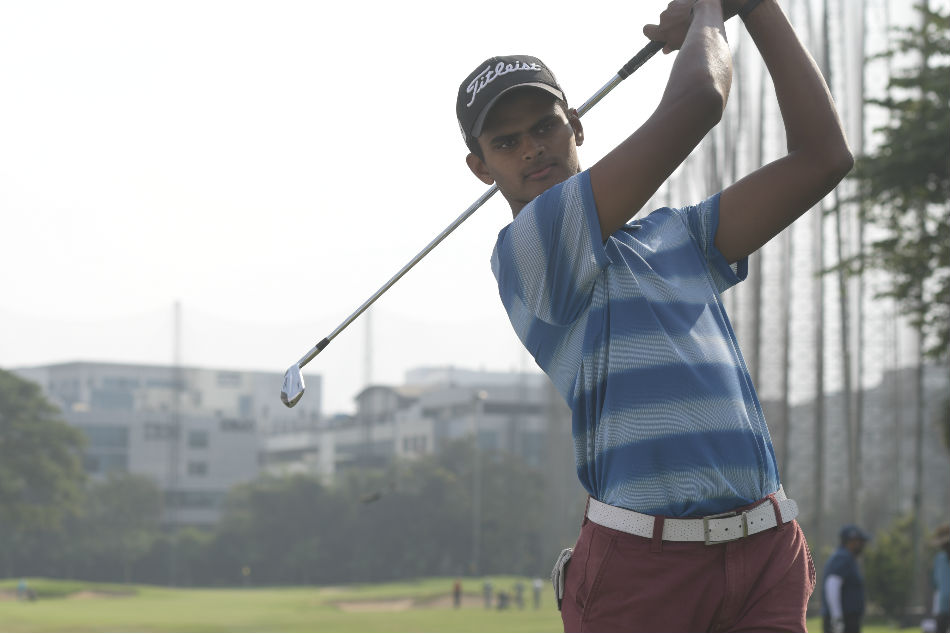 Rahul Ajay takes the lead on Day 1 at KGA - myKhel