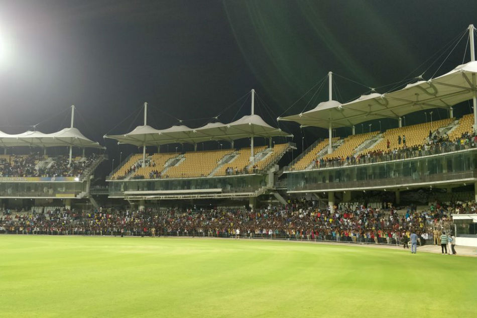 IPL 2018: Passionate CSK fans throng Chepauk as 'Thala' MS Dhoni trains ...