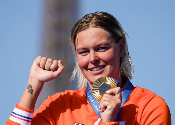 Fans left teary-eyed as Dutch swimmer Sharon van Rouwendaal dedicates ...