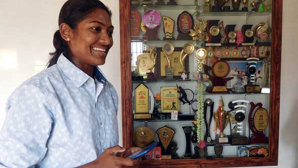 ആരാണ് സജന സജീവന്‍, എങ്ങനെയാണ് മുംബൈ ഇന്ത്യന്‍സിനായി കളിക്കാന്‍ ഇവര് ...