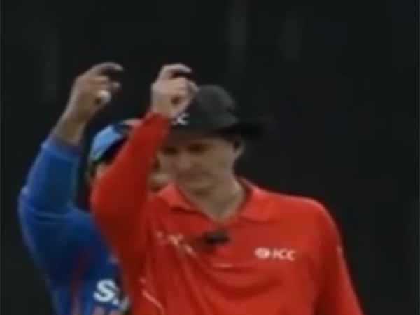 ரசிகர்களை கட்டிப்போட்ட விரல் வித்தைக்காரர்.. அம்பயர் பில்லி பவுடன் ...