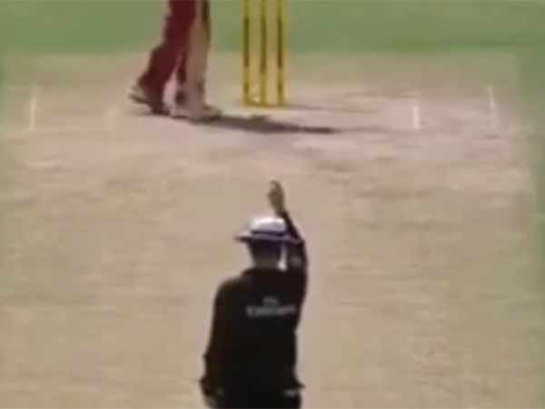 ரசிகர்களை கட்டிப்போட்ட விரல் வித்தைக்காரர்.. அம்பயர் பில்லி பவுடன் ...