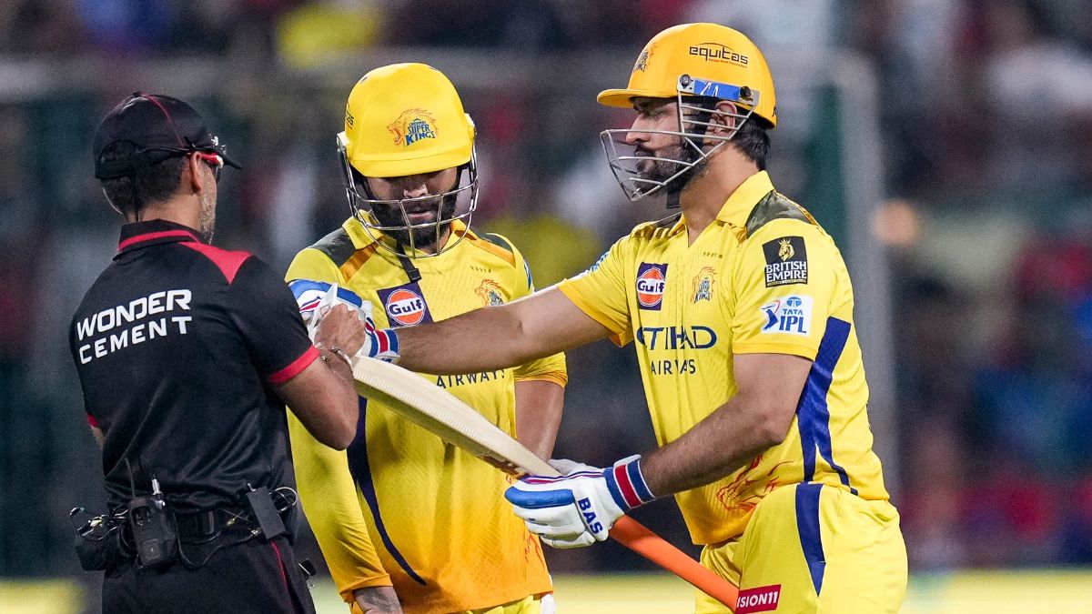 விதியை மீறினாரா? தோனியின் பேட்டை வாங்கிய அம்பயர்.. சூடான ரசிகர்கள் ...