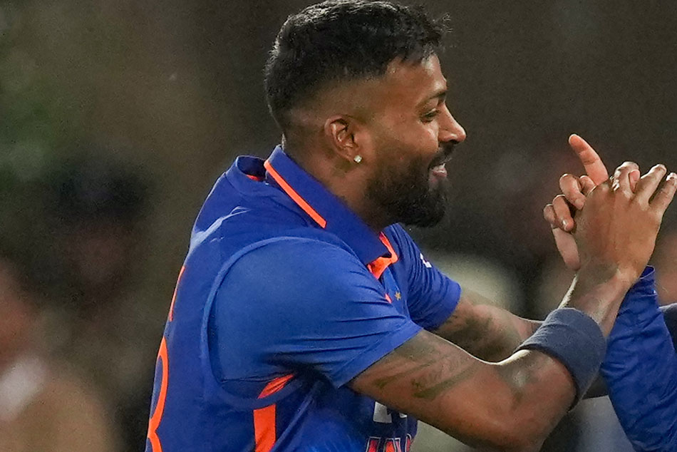 IND vs NZ: హార్దిక్ పాండ్యా కళ్లు చెదిరే క్యాచ్.. బౌలింగ్ రనప్‌లోనే..!(వీడియో) | IND vs NZ ...