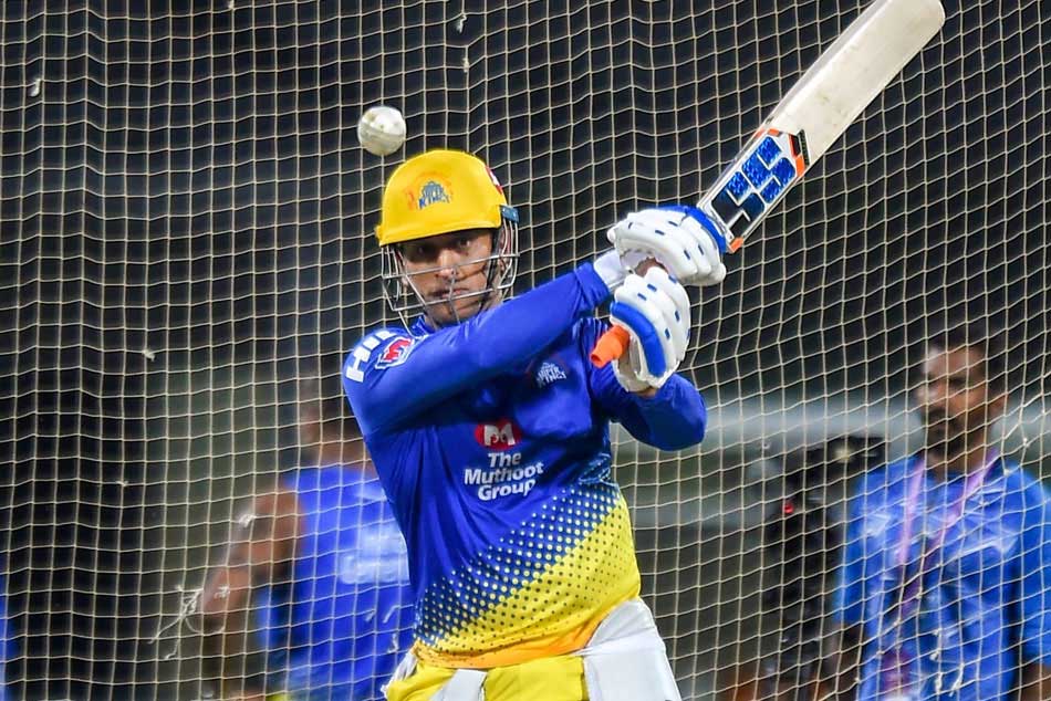 MS Dhoni : అభిమానికి అదిరే గిఫ్ట్‌ ఇచ్చిన ధోనీ.. ఫొటో వైరల్! | Dhoni ...