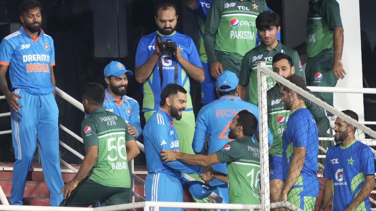 INDvsPAK: భారత్, పాక్ మ్యాచ్ టికెట్ కావాలంటే ఆస్తులు అమ్ముకోవాల్సిందే ...